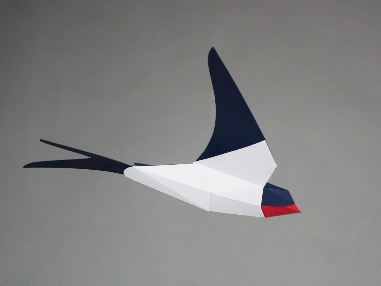 Swallow bird papercraft sculpture. Low poly bird - SmagaPaperwood